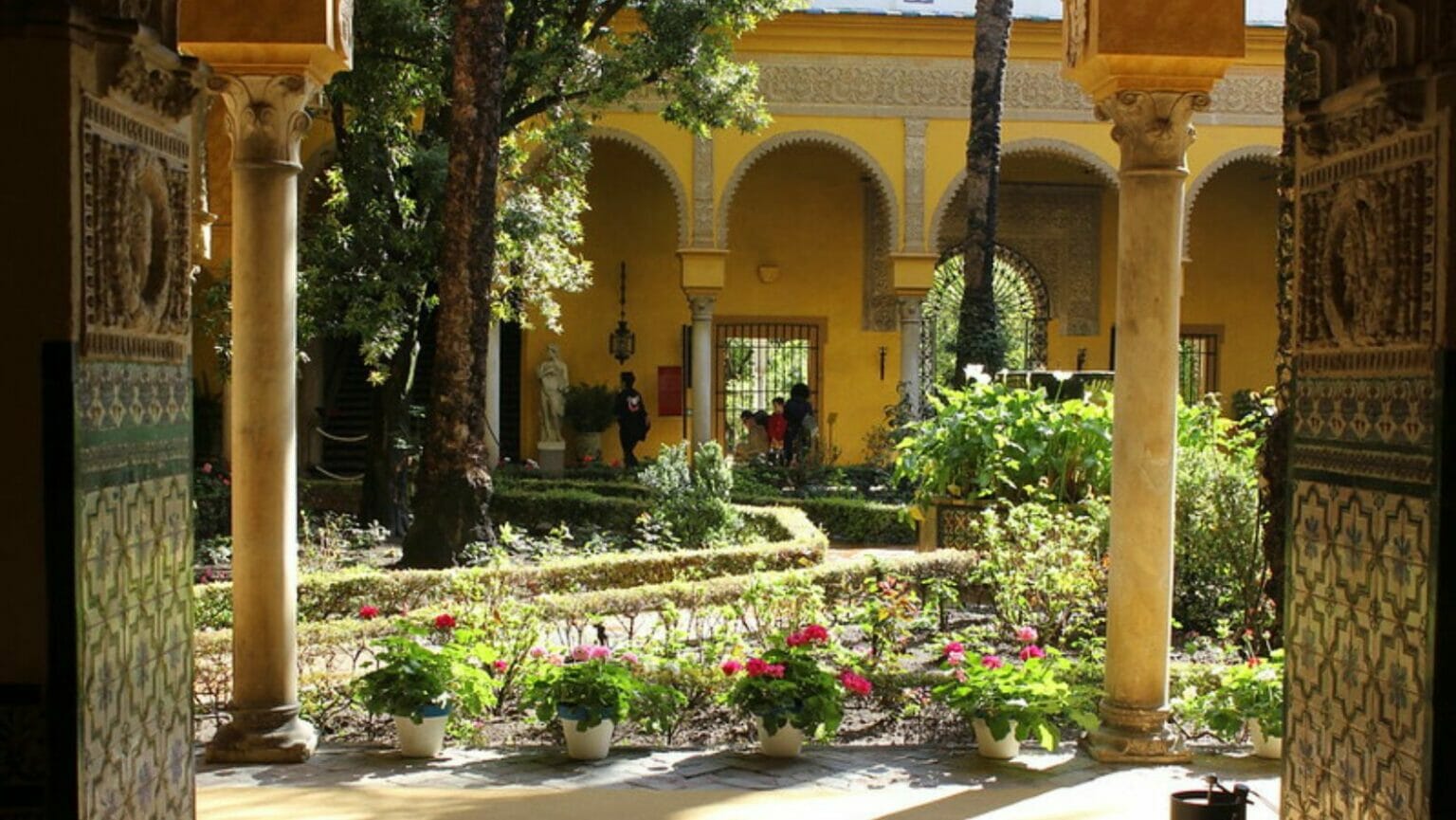 The 10 best Andalusian patios in Seville - Visitanddo